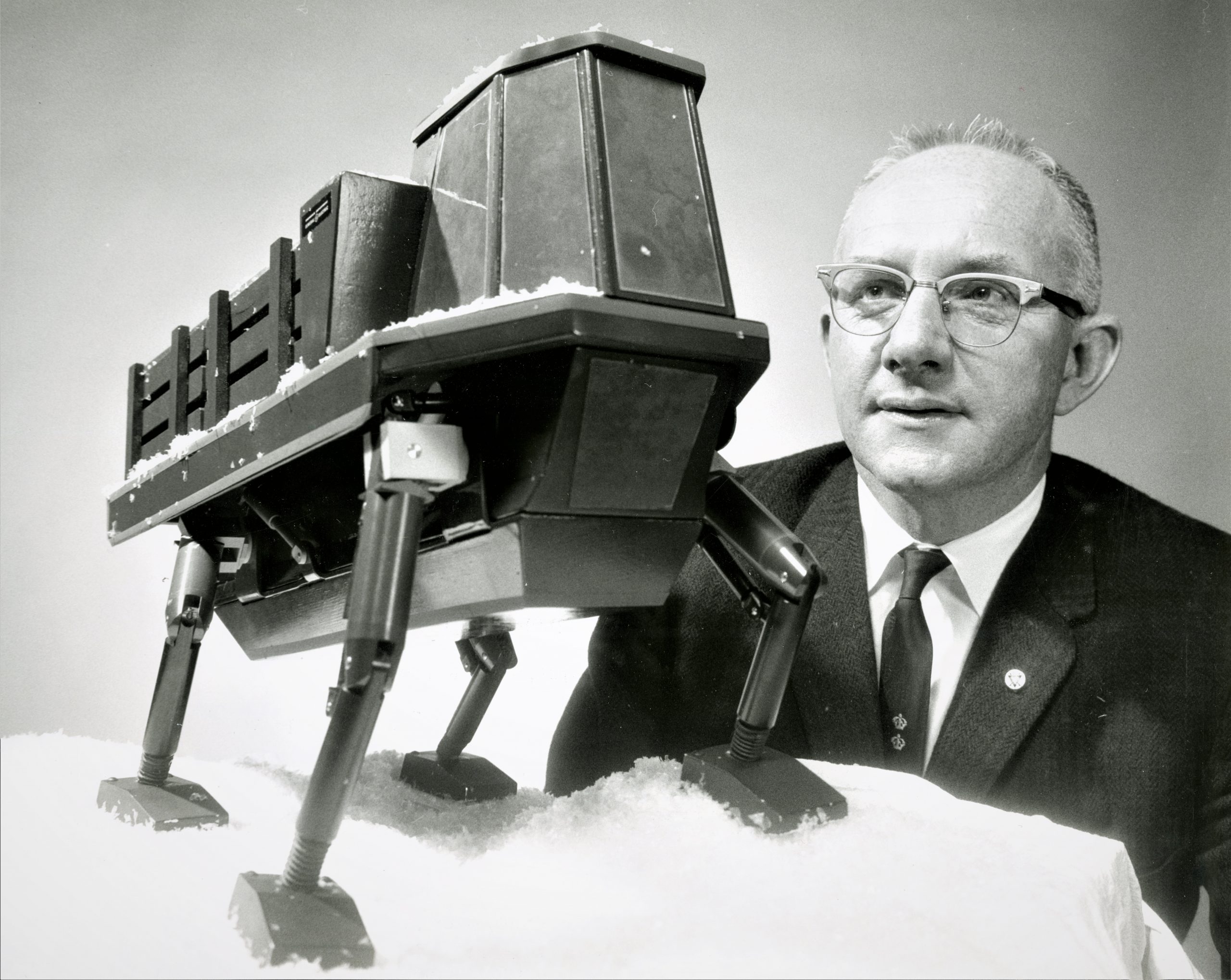 Image 5 – GE Project Engineer Ralph S. Mosher examining Qudruped Model ...